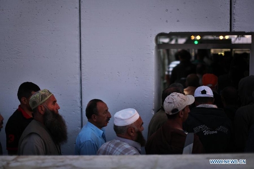 Palestinian workers wait in early morning to work in Israel - Global Times