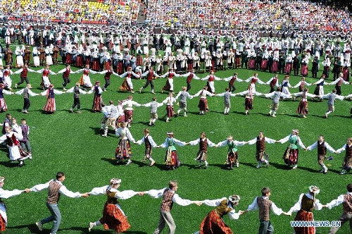 People perform for Dance Day during 2014 Song Festival in Lithuania ...