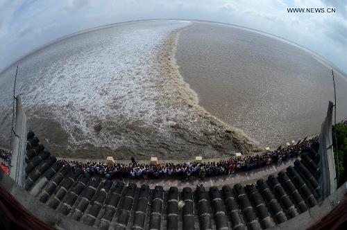 Visitors view soaring Qiantang River tide in E China - Global Times