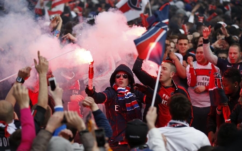 PSG's title celebrations marred by clashes between fans and riot police ...