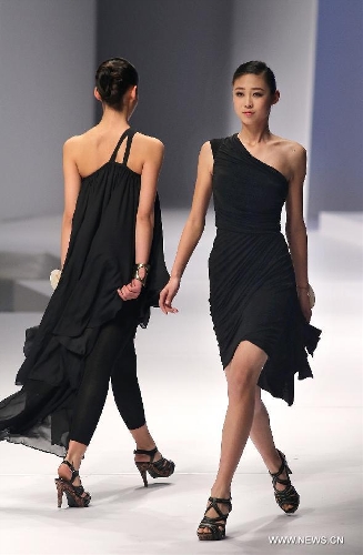 Contestants present in 8th China Super Model Final Contest - Global Times