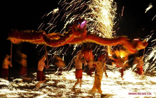 Actors perform dragon dance in firecrackers - Global Times