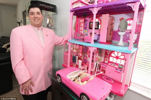 Barbie man owns huge doll collection - Global Times