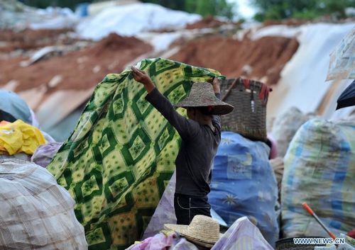 Scavengers makes living from trash dump in S. China's Nanning - Global ...