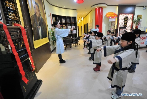 Children learn Chinese traditional culture at private school - Global Times