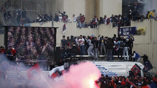 PSG's title celebrations marred by clashes between fans and riot police ...