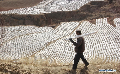 Farmers fight against drought for spring ploughing in N China - Global ...