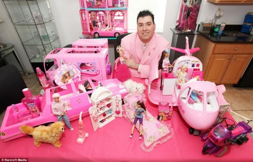 Barbie man owns huge doll collection - Global Times
