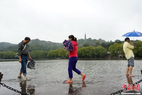Water spills over banks due to rainfall in West Lake - Global Times