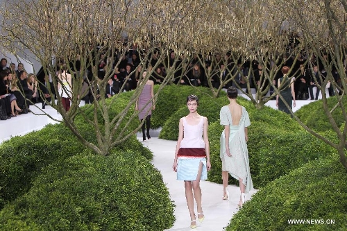 Raf Simons' Christian Dior show shines Paris - Global Times
