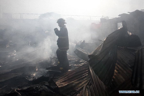 Firefighters put out fire in Manila - Global Times