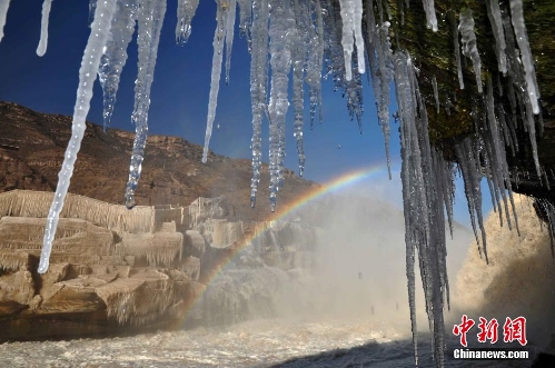 Amazing scenery of silver thaw at Hukou Waterfall - Global Times