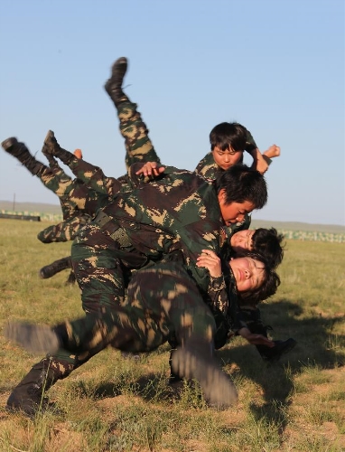 Female soldiers receive training at Zhurihe training base in N China ...