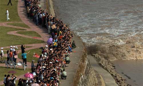 Tourists gather to watch surging tide of Qiantang River - Global Times