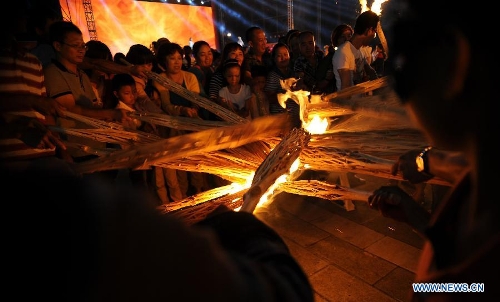 Tourists, performers mark traditional Torch Festival in SW China ...