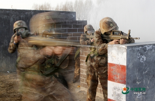 Tough training for new recruited PLA soldiers - Global Times