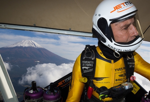 Jetman Yves Rossy flies over Fuji Mountain - Global Times