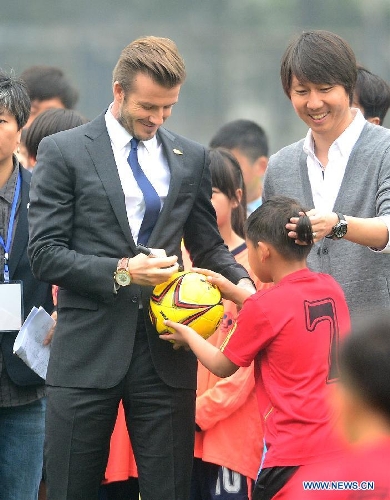 Beckham plays football with young players in Wuhan - Global Times