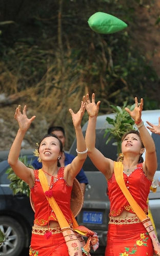 Water Splashing Festival celebrated in Mangshi, China's Yunnan - Global ...