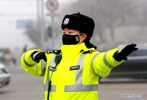 Traffic policemen use masks to protect health in hazy days - Global Times