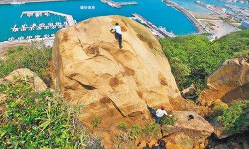 Rock, don’t roll: Giant boulder teeters above Taiwanese residential ...