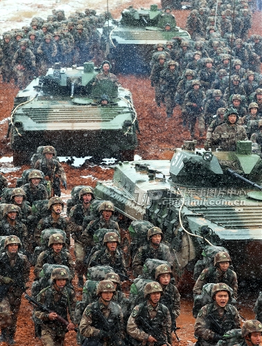Armored brigade of Chengdu Military Region trained in snow - Global Times