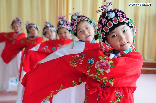 Children practise skills of Peking opera at kindergarten in E China ...