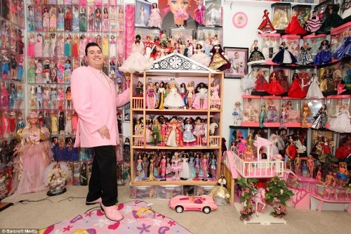 Barbie man owns huge doll collection - Global Times