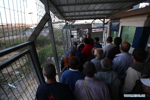 Palestinian workers wait in early morning to work in Israel - Global Times