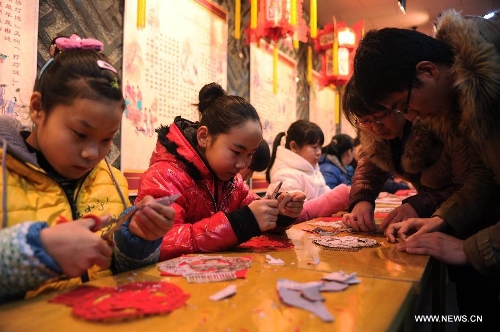 Citizens learn to make paper-cuttings to greet Spring Festival - Global ...
