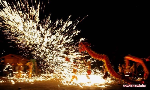 Actors perform dragon dance in firecrackers - Global Times