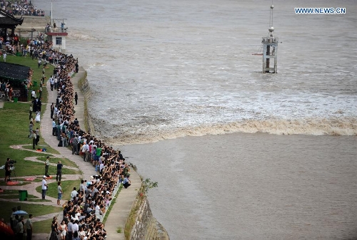 Visitors view soaring Qiantang River tide in E China - Global Times