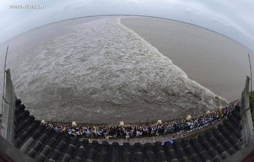 People gather to watch Qiantang River tidal bore in E China - Global Times
