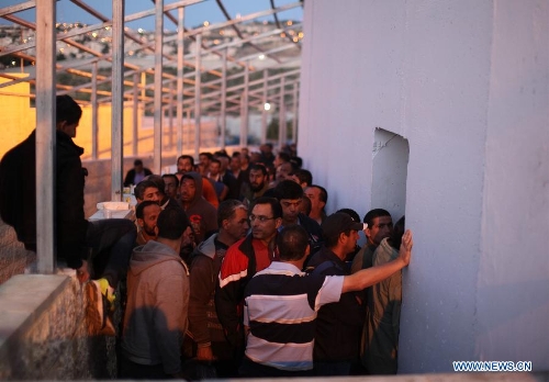 Palestinian workers wait in early morning to work in Israel - Global Times