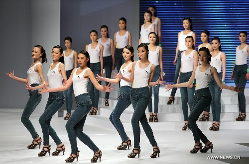 Contestants present in 8th China Super Model Final Contest - Global Times