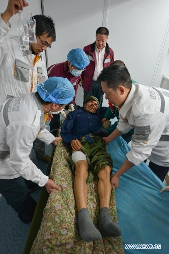 Injured people receive treatment after deadly quake in Sichuan - Global ...