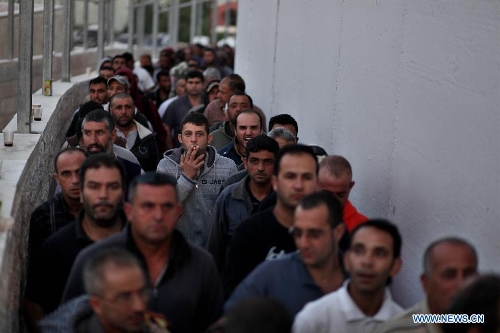 Palestinian workers wait in early morning to work in Israel - Global Times