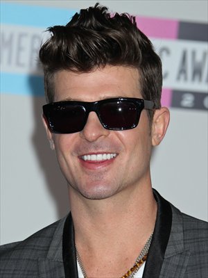 US singer Robin Thicke holds on to UK top single - Global Times
