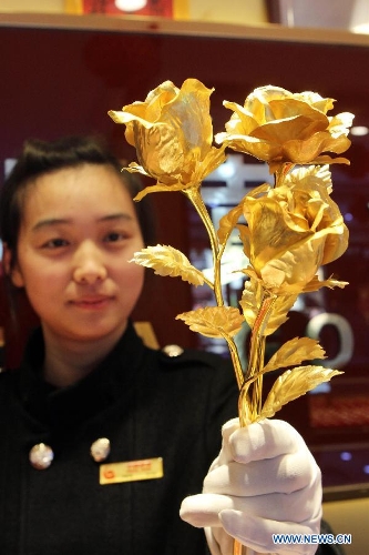 Golden roses become popular gifts for Valentine's day - Global Times