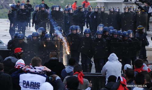 PSG's title celebrations marred by clashes between fans and riot police ...