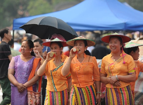 Water Splashing Festival celebrated in Mangshi, China's Yunnan - Global ...
