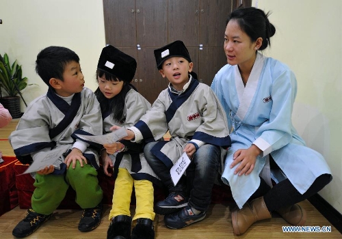 Children learn Chinese traditional culture at private school - Global Times