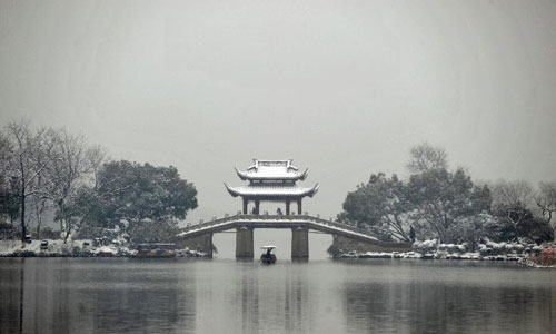 Tourists enjoy snow-covered landscape of West Lake - Global Times