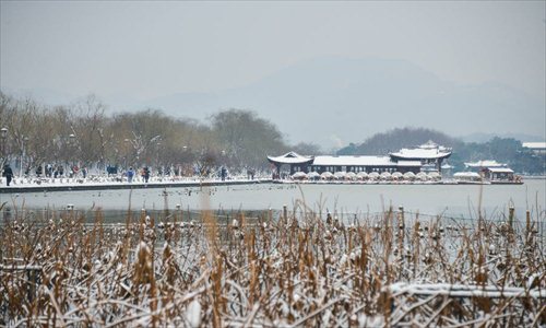 Tourists wonder by West Lake after snowfall in China's Hangzhou ...