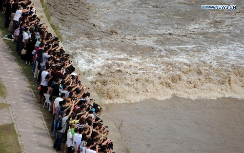 Visitors view soaring Qiantang River tide in E China - Global Times