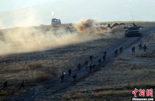 PLA Army soldiers take part in military maneuver - Global Times