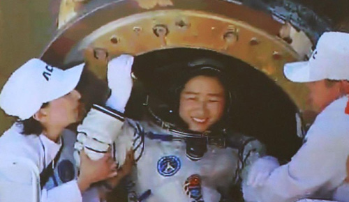 Astronauts come out of re-entry capsule of Shenzhou-9 - Global Times
