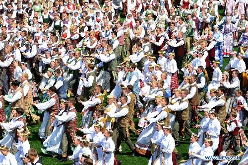 People perform for Dance Day during 2014 Song Festival in Lithuania ...