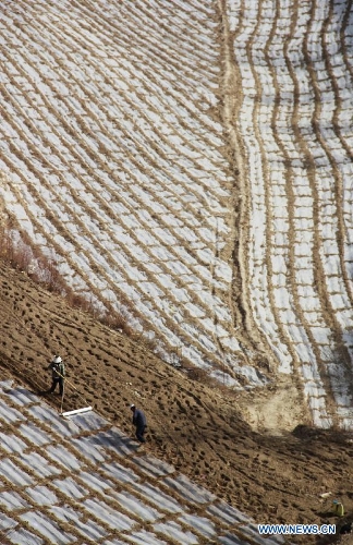 Farmers fight against drought for spring ploughing in N China - Global ...