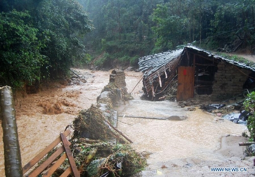 Heavy rain triggers floods and landslides in S China - Global Times